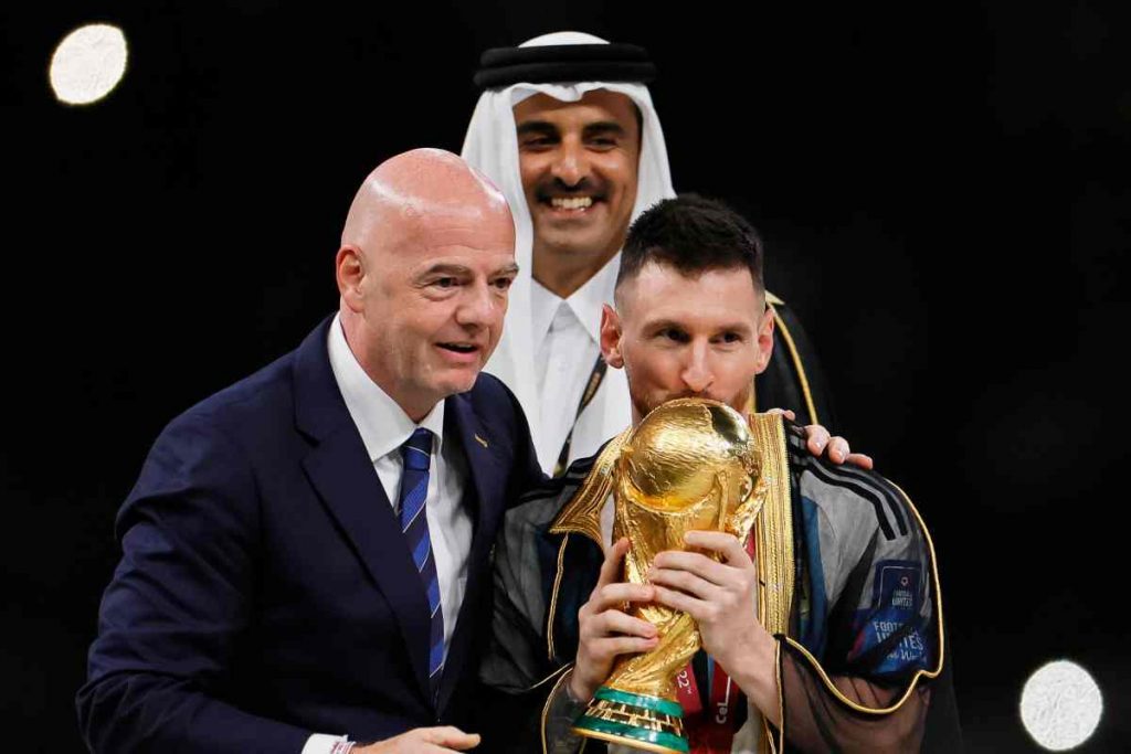 Messi indossa il bisht durante la premiazione: cos'è e cosa significa